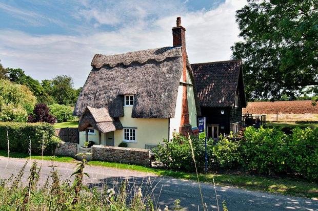 Cute Thatched cottage | House Critic